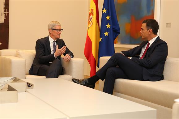 Tim Cook se reúne con Pedro Sánchez en la Moncloa | Viatea
