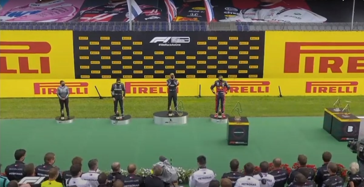 Robots entregan los premios de formula 1 evitando contacto físico | Viatea