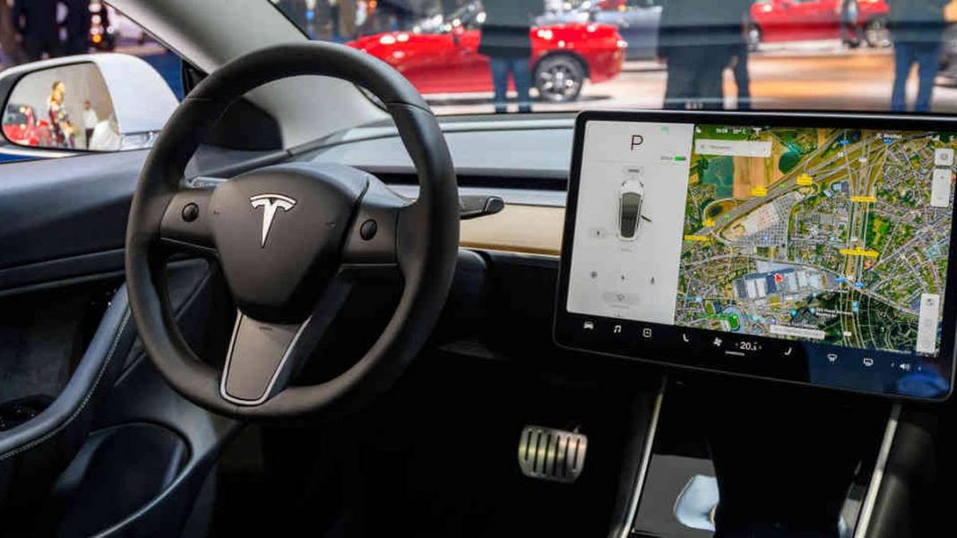 ¿Cómo funciona el AutoPilot de los vehículos Tesla? | Viatea